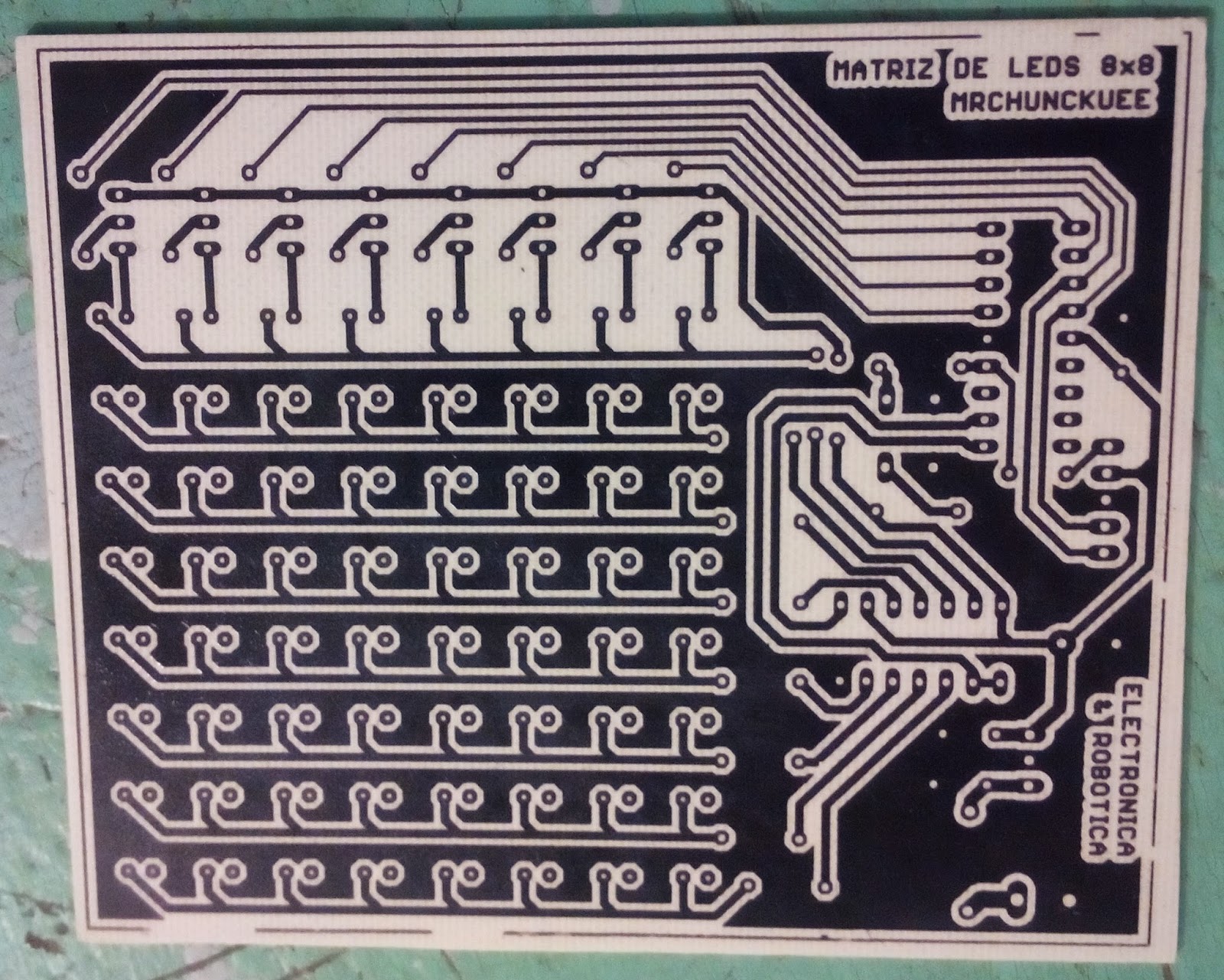 Matriz de LEDs 8x8 usando el PIC16F627 y registro de corrimiento 74LS164