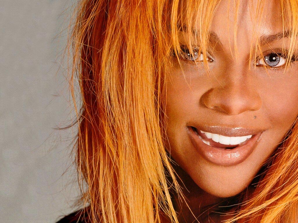 Lil Kim Biography - Bull Gallery