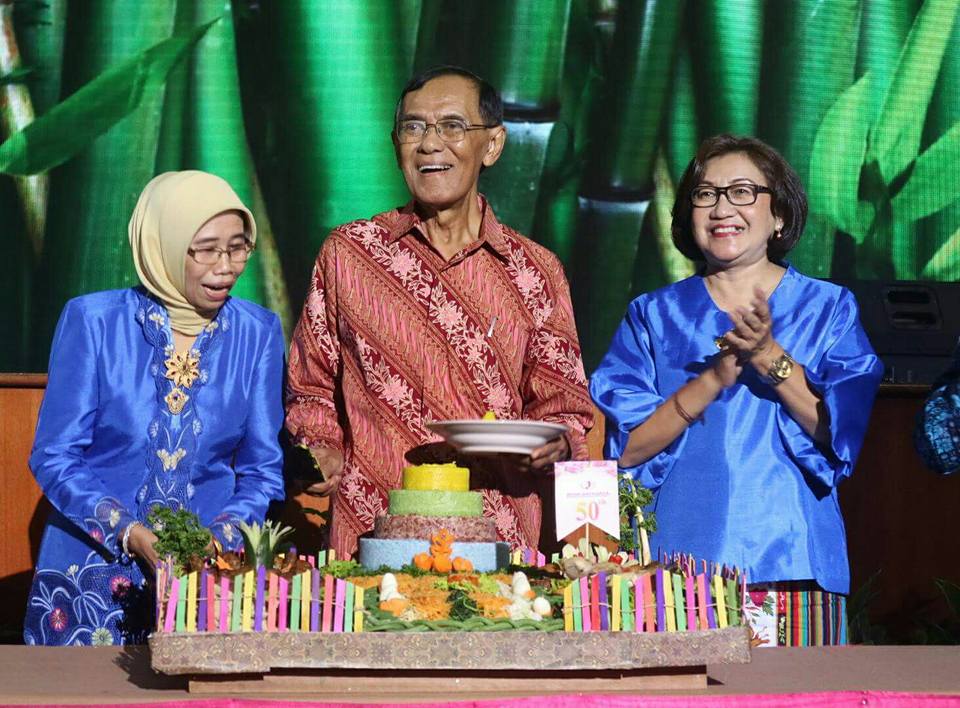 Sumiyati Sapriasih: Merajut Swadaya Nusantara Apresiasi 50 Tahun ...