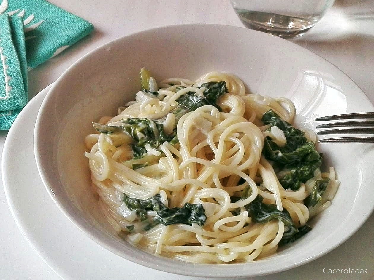 Espaguetis con acelgas y queso | Caceroladas