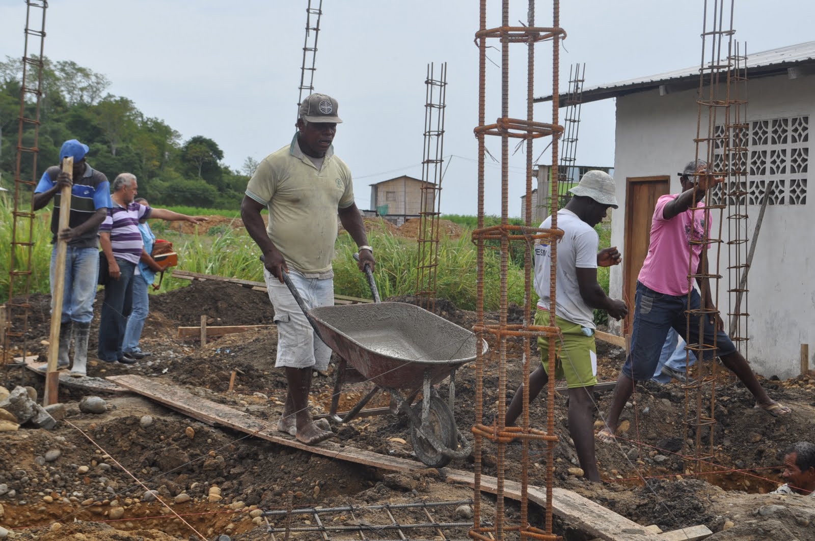 Esmeraldas News: Moradores construyen casa comunal en Las Piedras