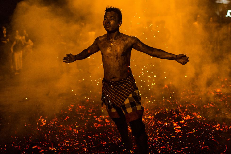 Perang Api di desa Nagi, Ubud, Bali ~ Explore Bali