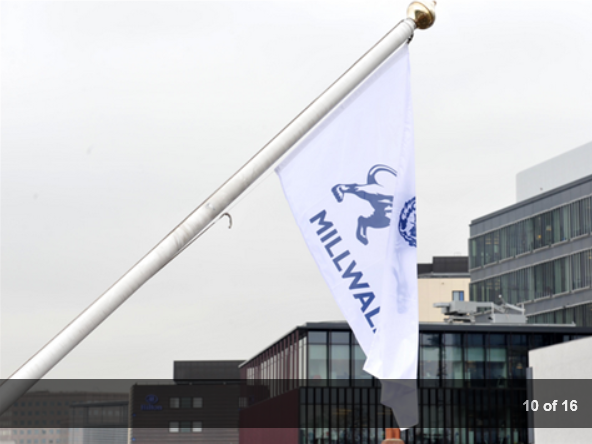 MILLWALL FOOTBALL CLUB: La bandiera del Millwall sventola su Southwark