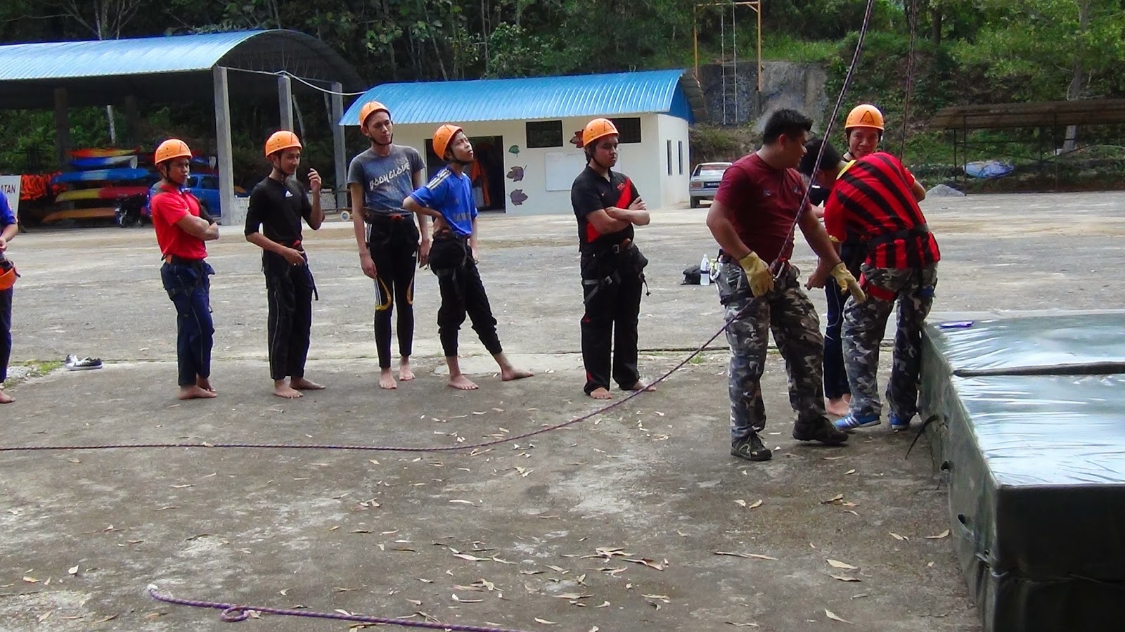 WALL CLIMBING (tembok tiruan)
