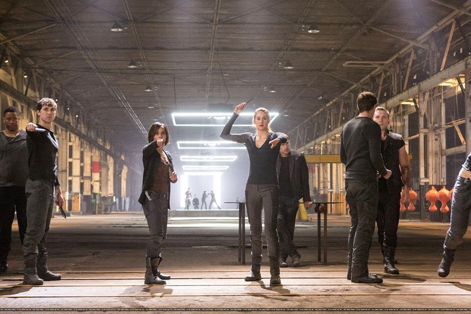 Renkli Kitap Dünyam: Kitap yorumum: Uyumsuz Serisi; UYUMSUZ -Veronica Roth