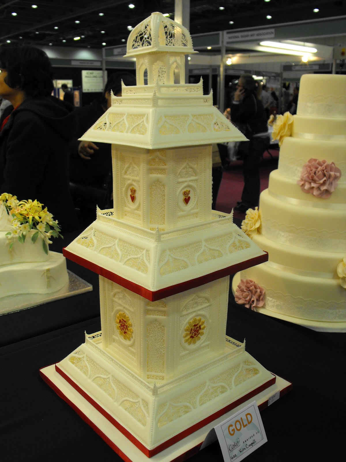 Kim's Garrods Cakes: ROYAL ICED WEDDING CAKE AWARDED GOLD MEDAL