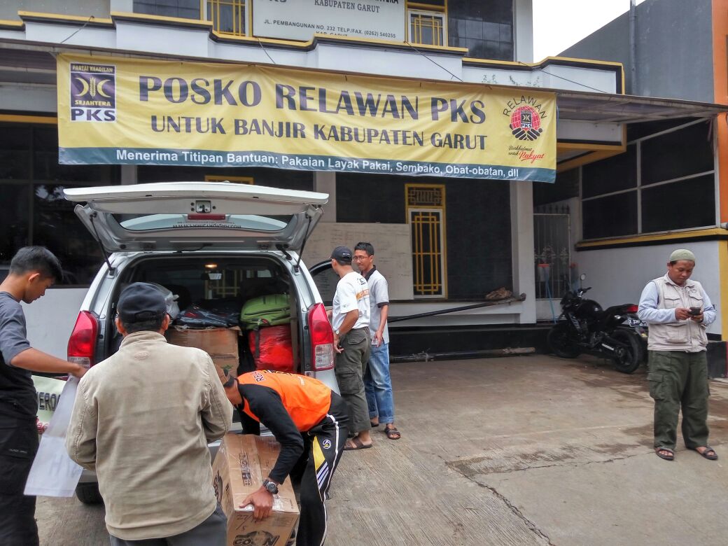 PKS Kabupaten Tangerang Serahkan Bantuan untuk Korban Bencana Garut