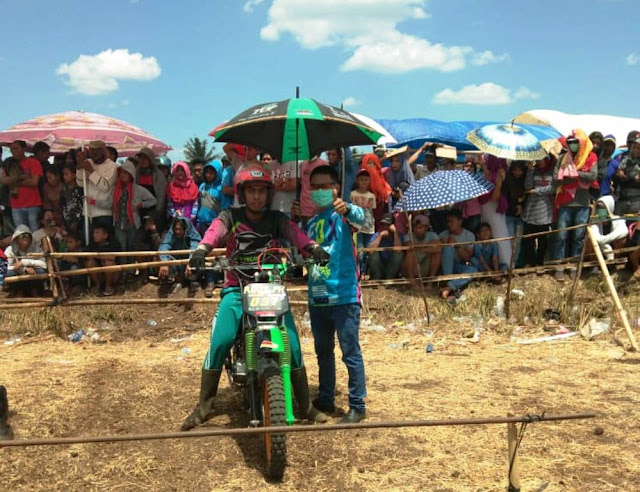 Seru dan Menegangkan "Pesta Rakyat" Warga Gelar Lomba Balap Motor Taksi