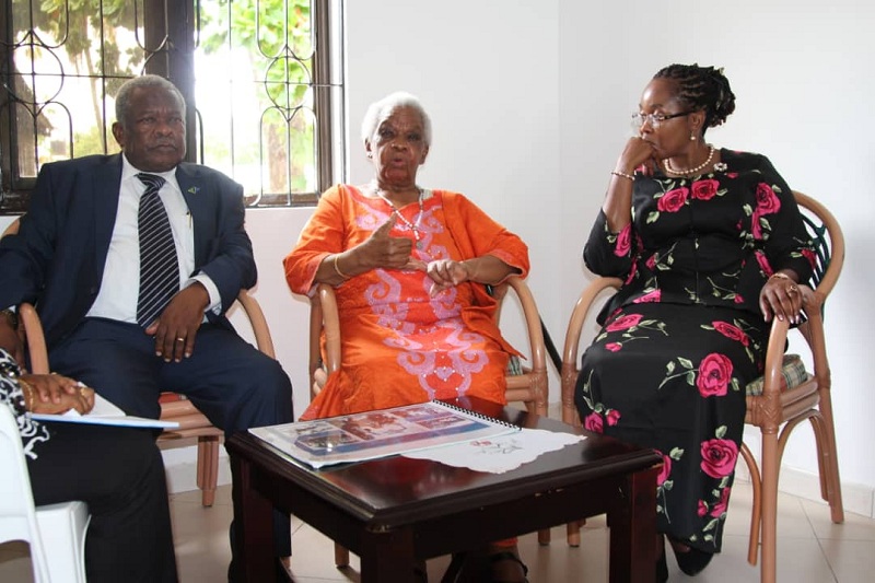 WAZIRI MKUCHIKA AWATEMBELEA RAIS MSTAAFU MZEE MWINYI NA MAMA MARIA ...