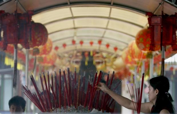 Tradisi Perayaan Imlek Unik Mandi di Sumur 7 lubang Vihara Gayatri