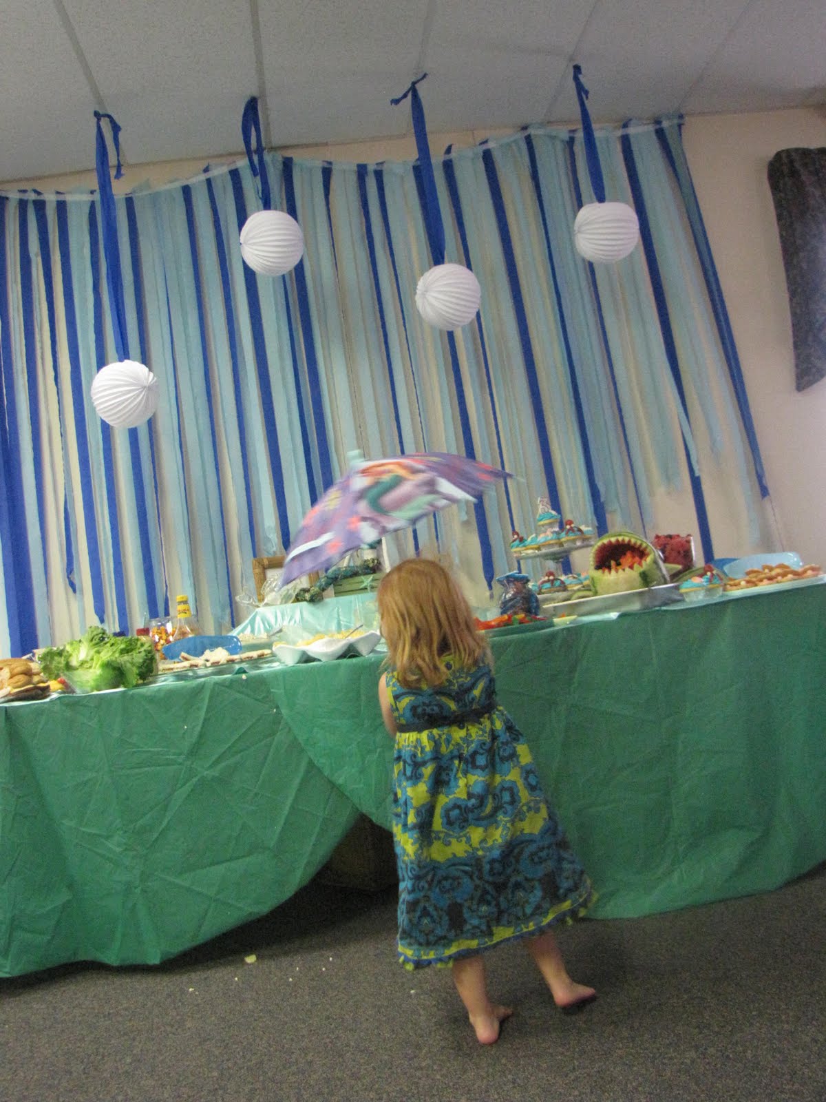 Liddy B. and me: Super Simple Streamer Wall Decoration