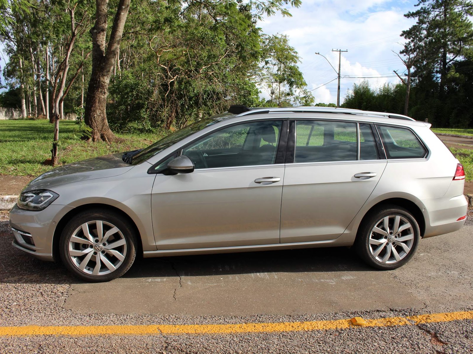 VW Golf Variant Highline 2018: a station premium + acessível