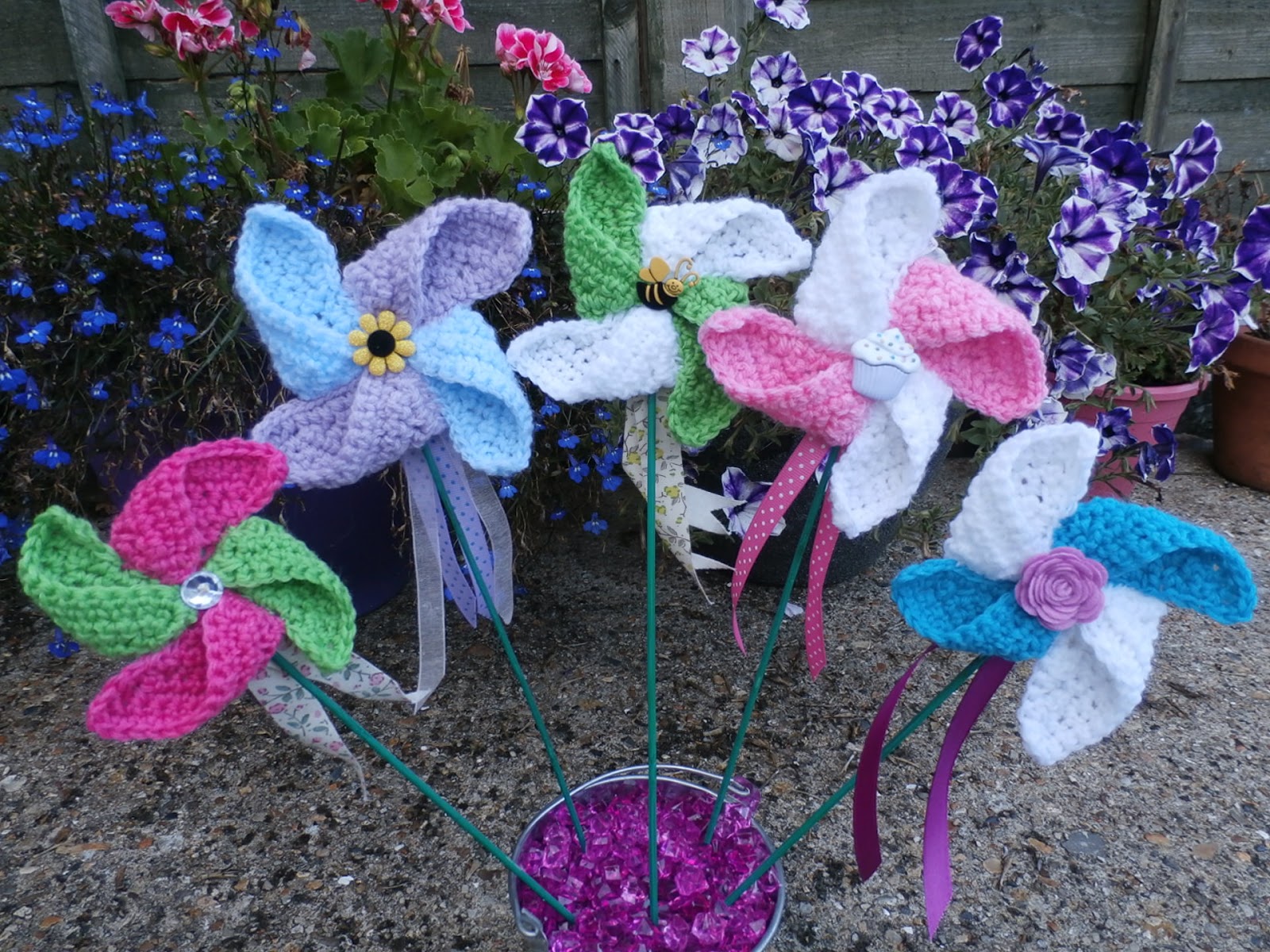 Dark Kitty Crafts: Crochet windmills - perfect for the garden