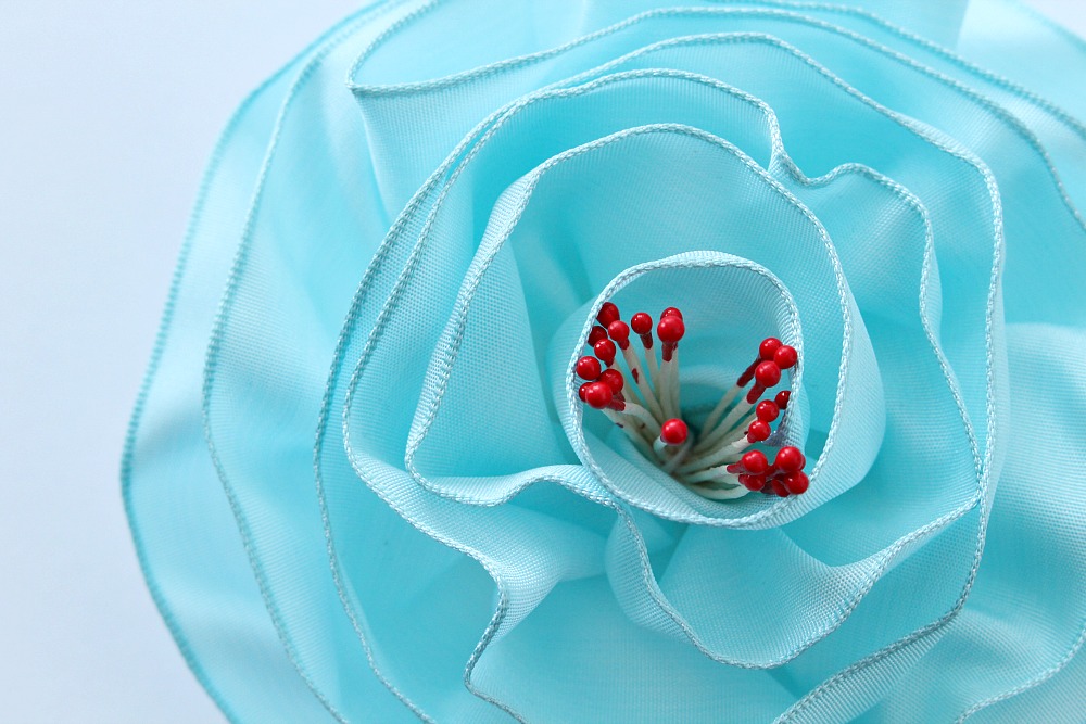 Easy DIY Ribbon Flowers (+Video Tutorial) | Dans le Lakehouse