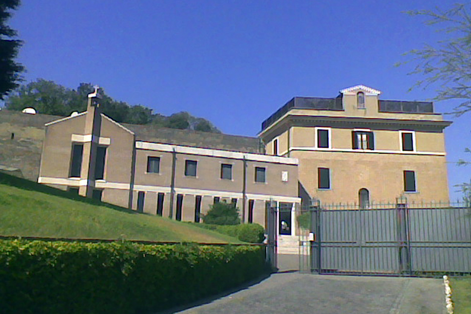 a view from the cobblestones: Benedict is back at the Vatican