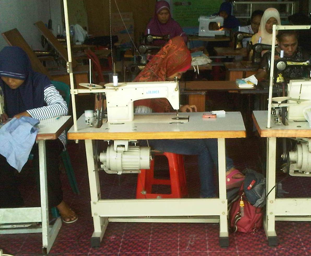 Pelaksanaan Pelatihan Menjahit Program Kecakapan Kerja ( PKK ...