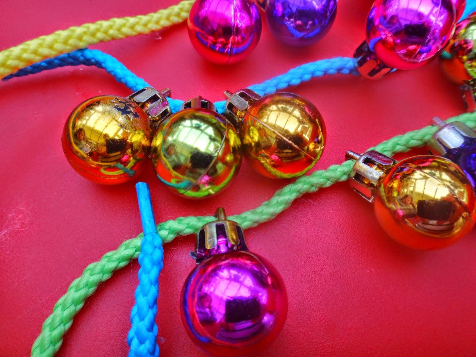 CRAWL2EXPLORE Creative play based ideas : Threading a christmas tree