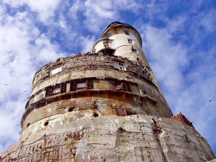 Abandoned and Creepy Places: Aniva Rock Lighthouse - Sakhalinskaya ...