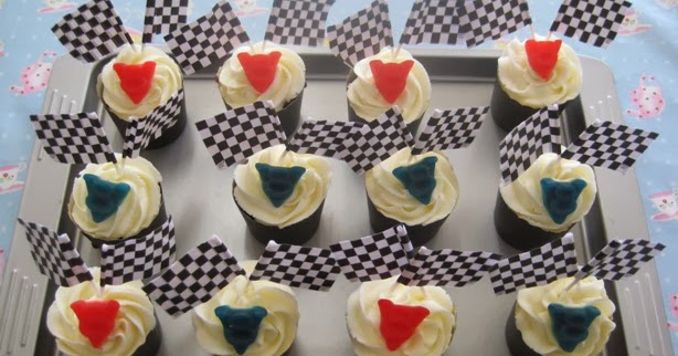 Kiwi Cakes: V8 Racing flag cupcakes