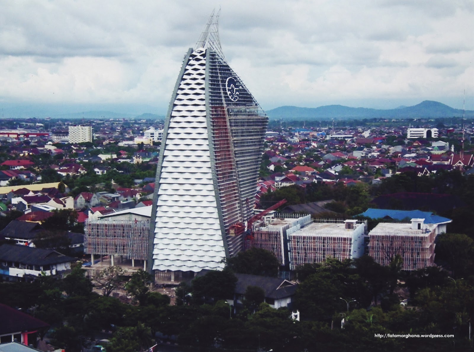 Blog Syarif Ibn Syamsuddin: Menara Phinisi UNM ikon Baru kota Makassar