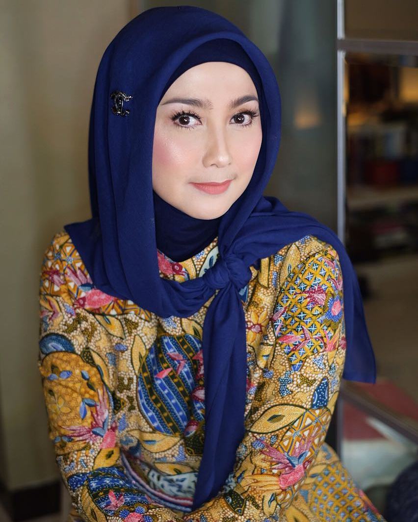 Biodata Lengkap Artis Desy Ratnasari Yang Saat Ini Banting Setir Ke ...