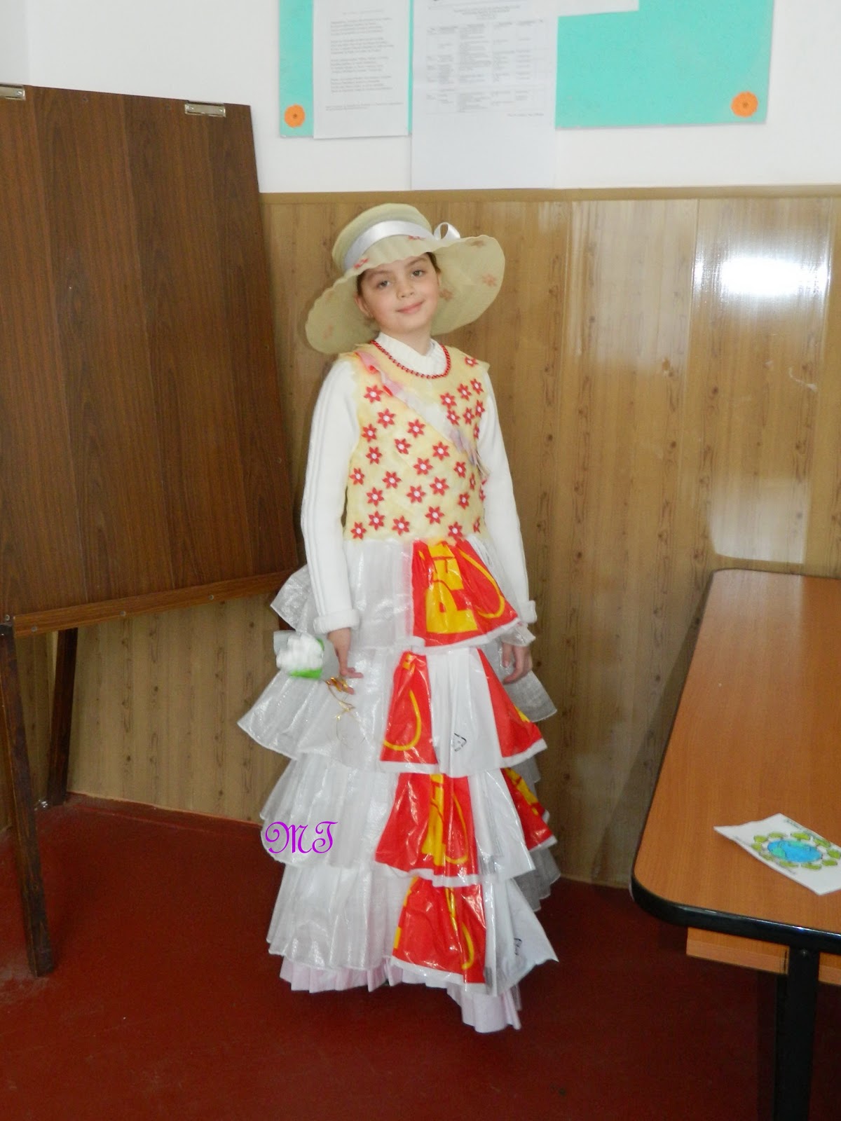 ...de la croitorie la bucătărie: Cucoana reciclării - costum eco