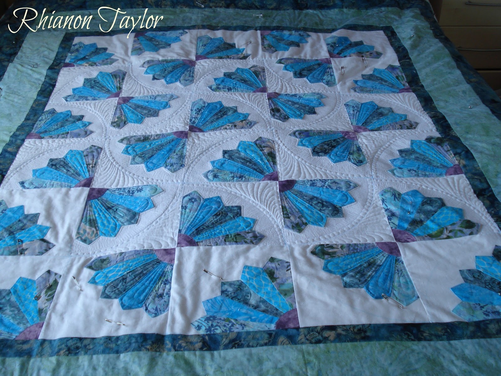 The Nifty Stitcher: Grandmother's Fan Quilt - The Quilting