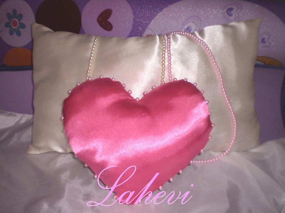 Space of Lahevi: Cara Membuat Bantal Love....