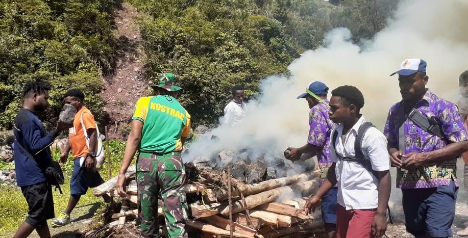 Bakar Batu, Simbol Kedekatan dan Kebersamaan Masyarakat Tsinga dan ...