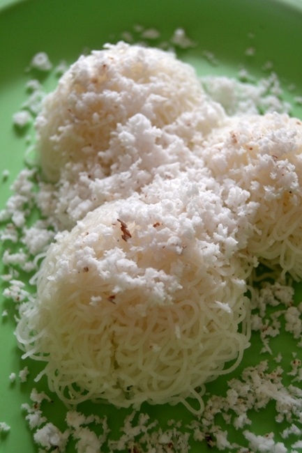 Vaniensamayalarai: Idiyappam / White String Hoppers