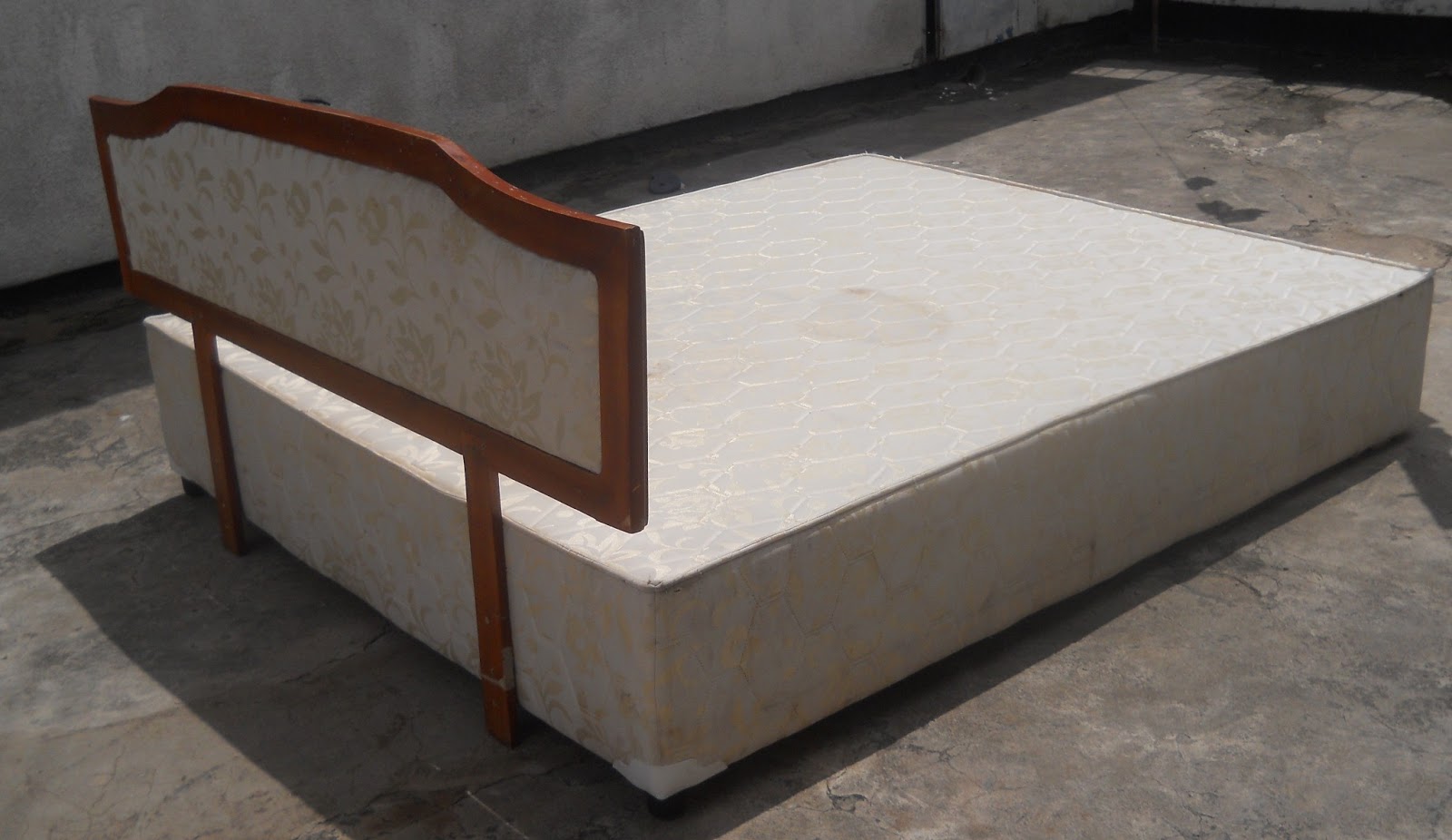 SOLD......Frem ya kitanda inauzwa...size 5 by 6....Bei inanzia 200,000 ...