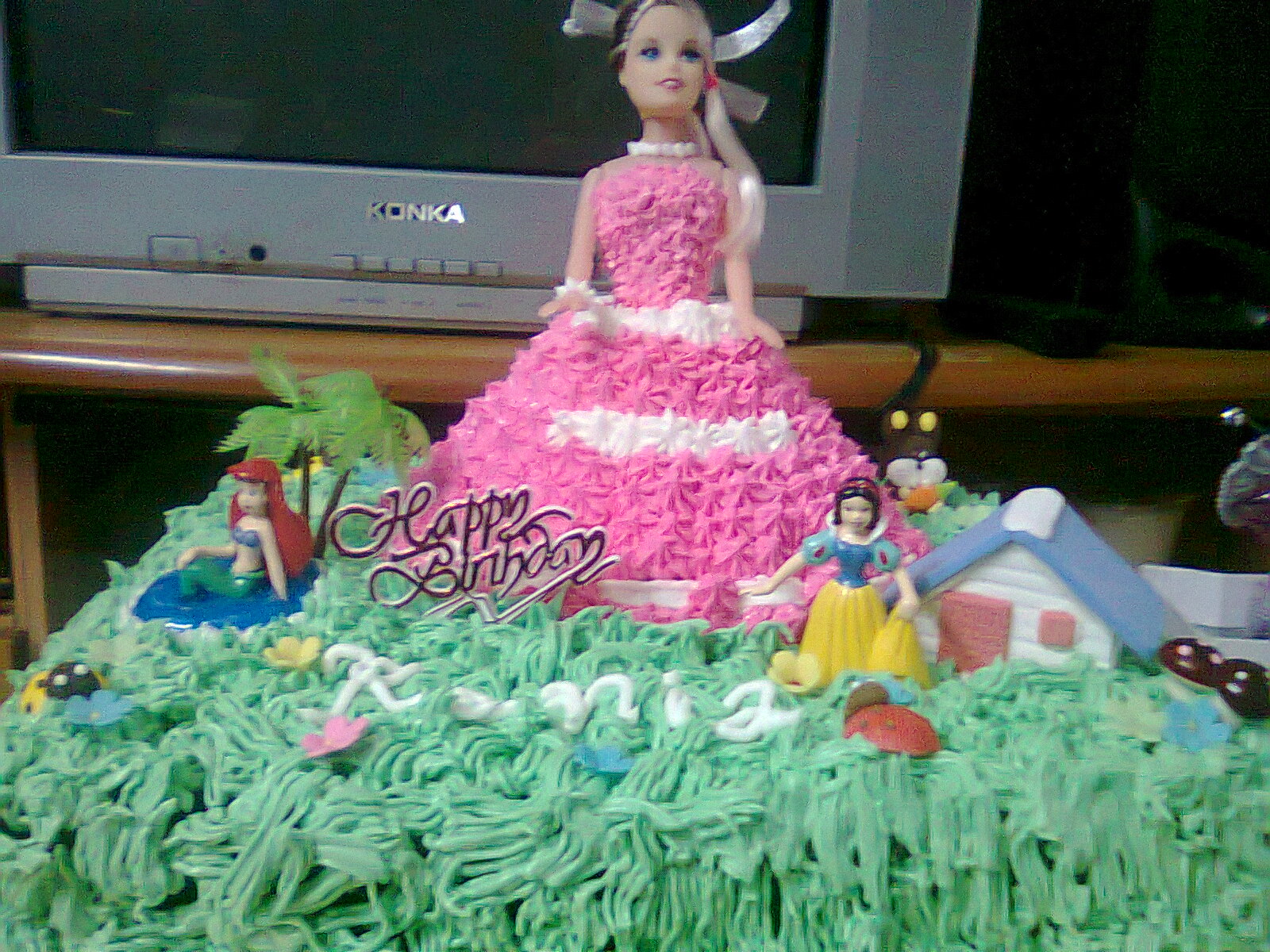 Honey Homemade Cakes & Cookies: Kek BARBIE tema princess...order dr kak ...