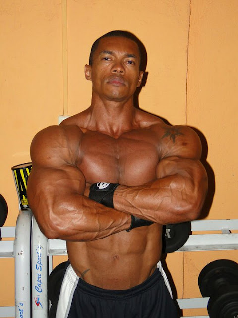 world bodybuilders pictures: south american bodybuilder Issak Alvas