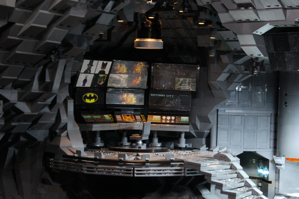welovetoys: Making Batcave out of LEGO!