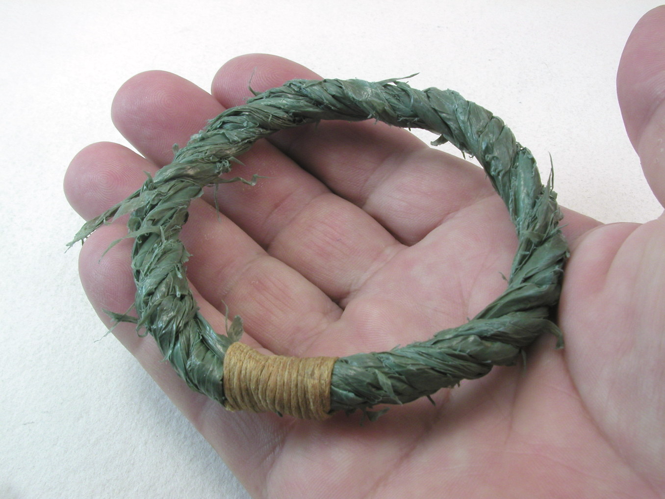 Knots and fiber bracelets: bent plastic fiber bracelets 3996