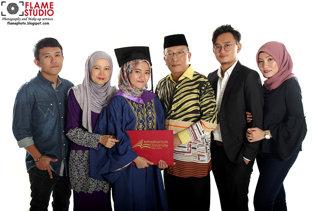 Flame Graduation Photography Studio: Graduation Convocation Family ...