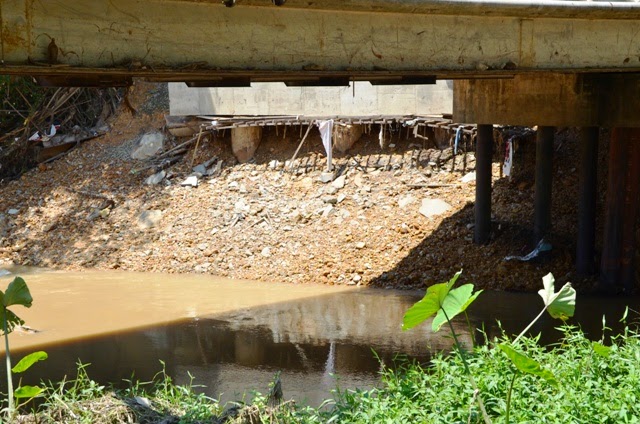 Construction of a new bridge at Dambai, Penampang, Sabah: UNDERNEATH ...