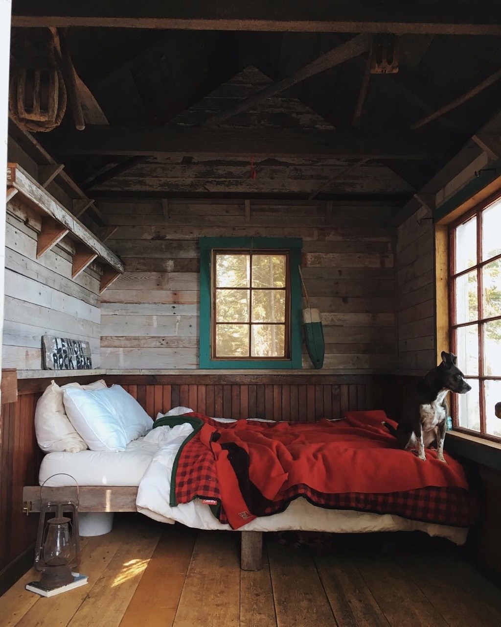 Content in a Cottage: Wonderful Cabin Bedroom