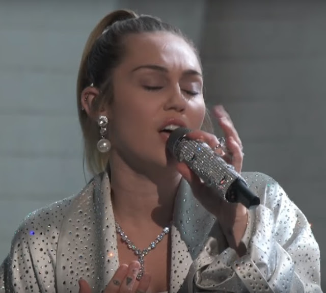 MILEY CYRUS AMAZING 'WRECKING BALL' PERFORMANCE IN THE VOICE FINALE ...