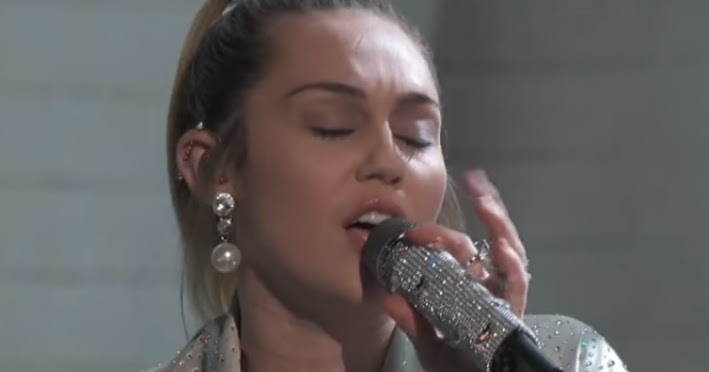MILEY CYRUS AMAZING 'WRECKING BALL' PERFORMANCE IN THE VOICE FINALE ...