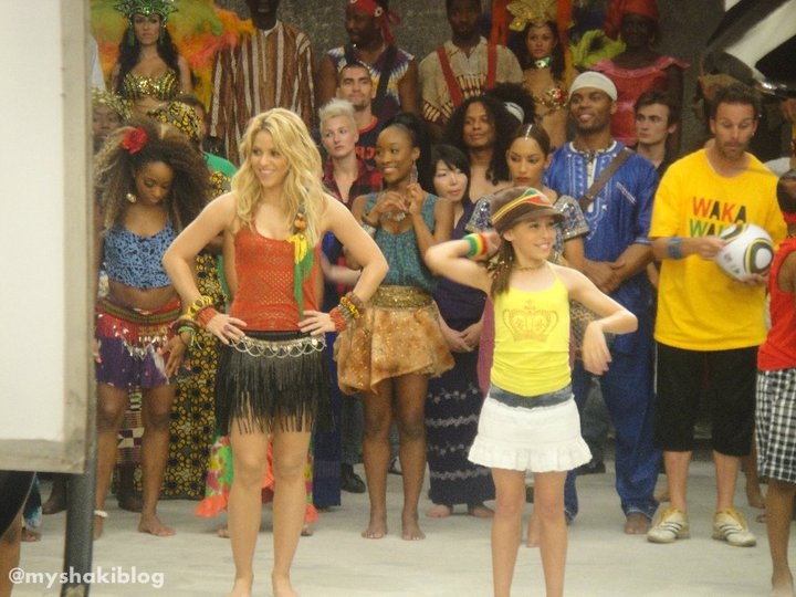 Shakira - myshakiblog: Nuevas fotos: Detrás de cámaras del video "Waka ...