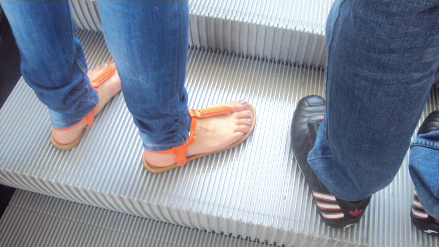 BEAUTIFUL AND CUTE FEET: Sandalias color naranja