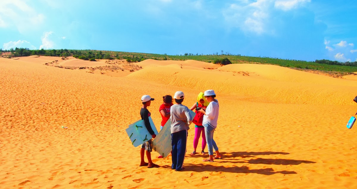 Travelholic: Red and White Sand Dunes of Mui Ne, Vietnam