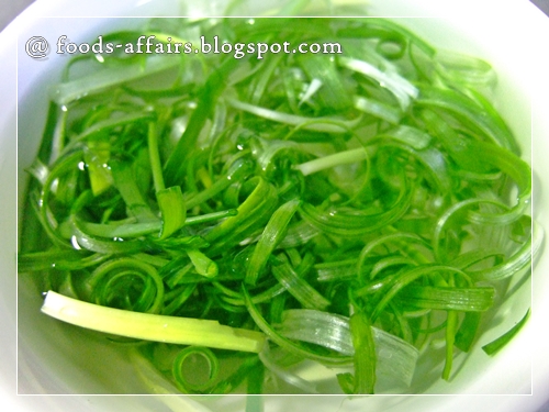 Foods Affairs: How to make ur spring onion curls up?