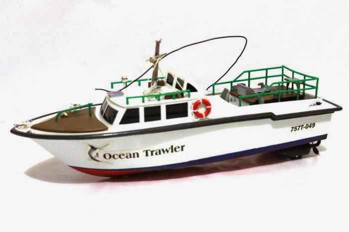 RC Kapal Boat OceanTrawler Dimainkan di Air Dengan Radio Control ...