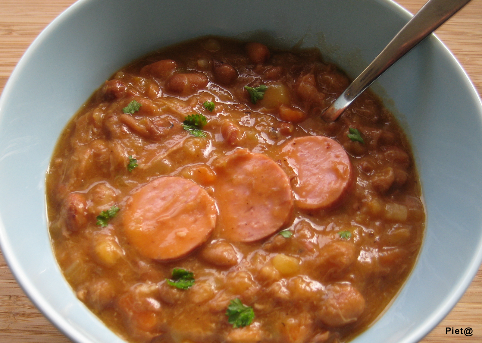 Pieta's hapjes: Bruine bonensoep met rookworst