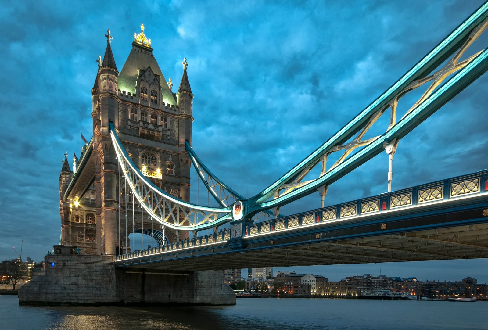 1 World Knowledge: Tower Bridge, London