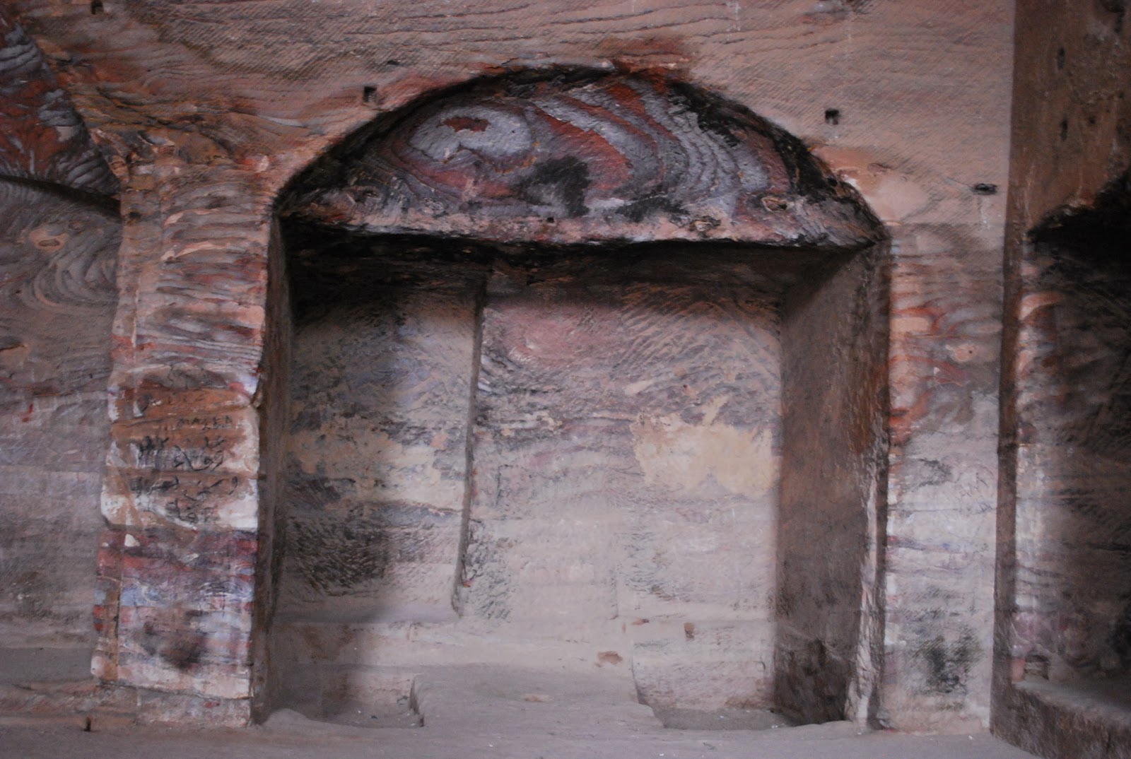 socalgalopenwallet: Inside the urn tomb