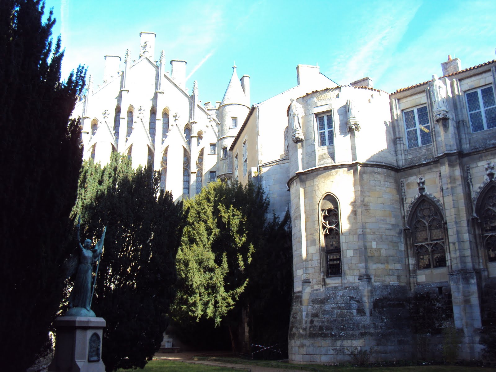 Where in the world is Gwannel Sandiego?: Poitiers