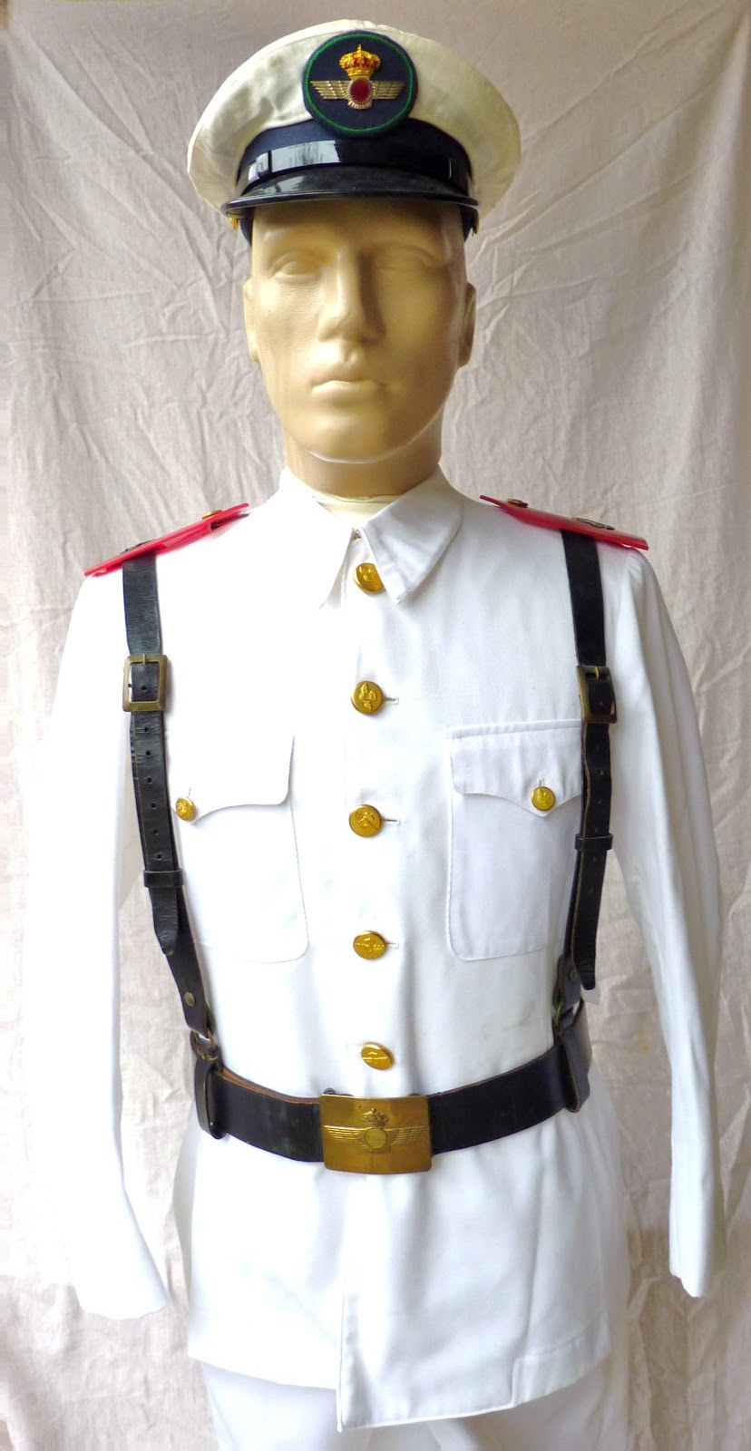 MUSEO AVIACIÓN MILITAR ESPAÑOLA: UNIFORME BLANCO DE LA SECCIÓN DE BANDA ...